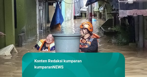 Hujan Guyur Jakarta Sore: 49 RT Banjir, Ketinggian Air Nyaris 3 Meter di Cawang | kumparan.com